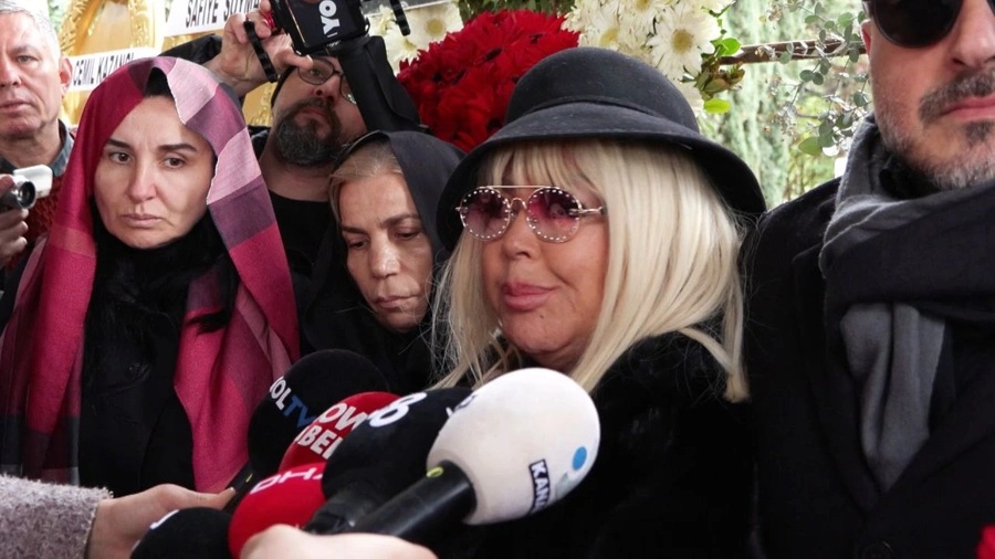 Tanyeli son yolculuğuna uğurlandı: Eşi İlker Sünneli'nin gözyaşları ve ...